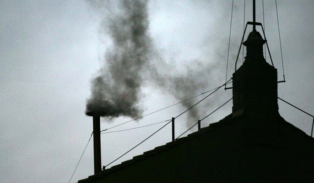 Sale primer “humo negro” del cónclave - Más Información