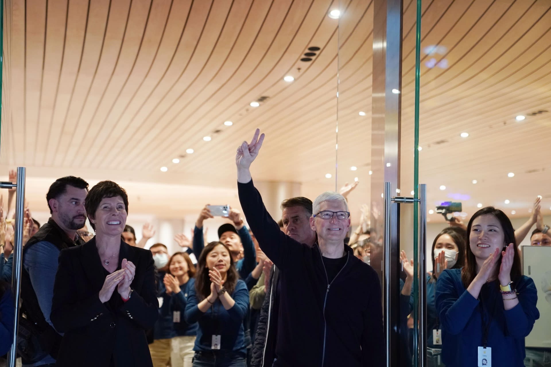 Tim Cook inaugura en NY la venta de los nuevos iPhone 17 - Más Información