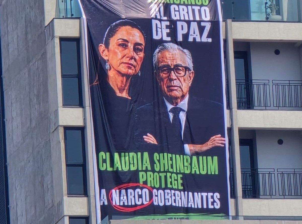 Denuncian con lona gigante protección a narcopolíticos - Más Información